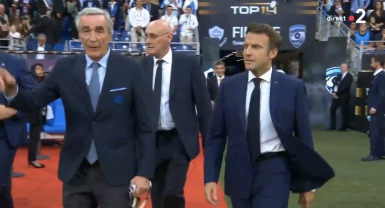 (Vidéo) Emmanuel Macron copieusement hué au Stade de France lors de la ... (Vidéo) Emmanuel Macron copieusement hué au Stade de France lors de la ...