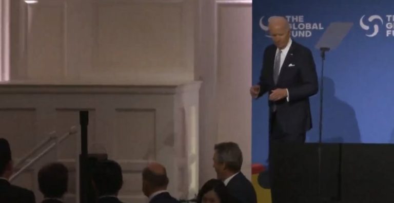 (Vidéo) Joe Biden déboussolé lors d'une conférence à New-York avec Bill ...