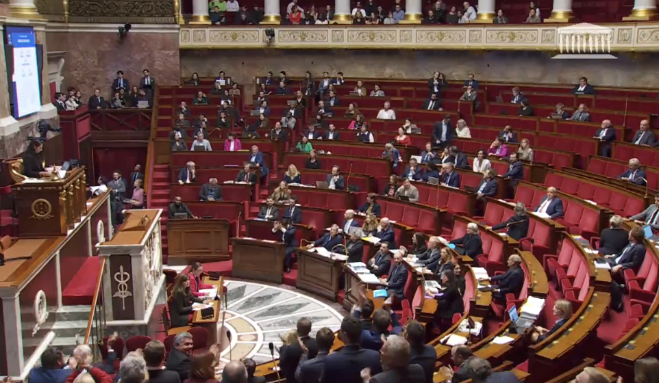 (Vidéo) Incident à l’Assemblée nationale : un bras d’honneur… ou presque