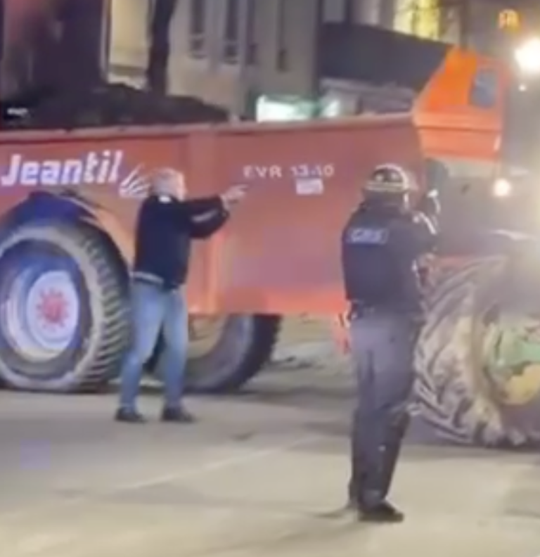 (Vidéo choc) Des policiers mettent en joue avec leurs armes un ...